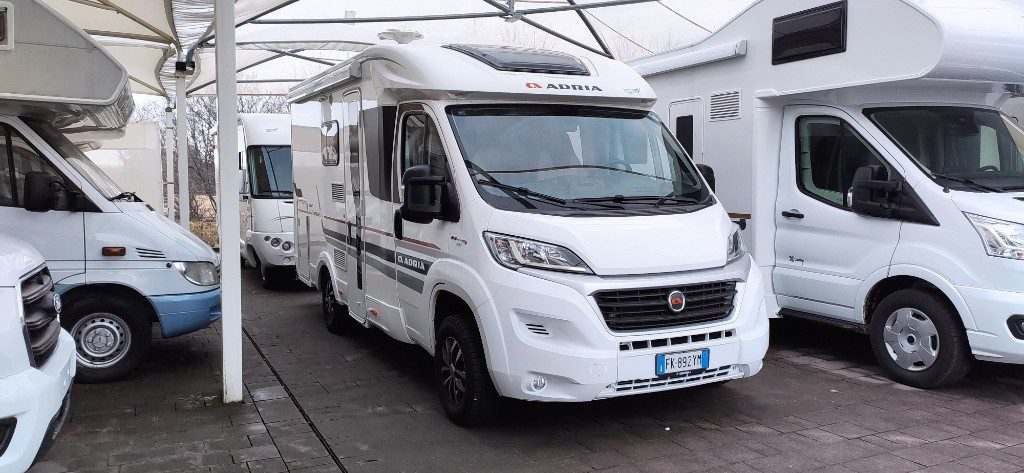 CAMPERISSIMI - Adria, COMPACT SCS - Camper semintegrale